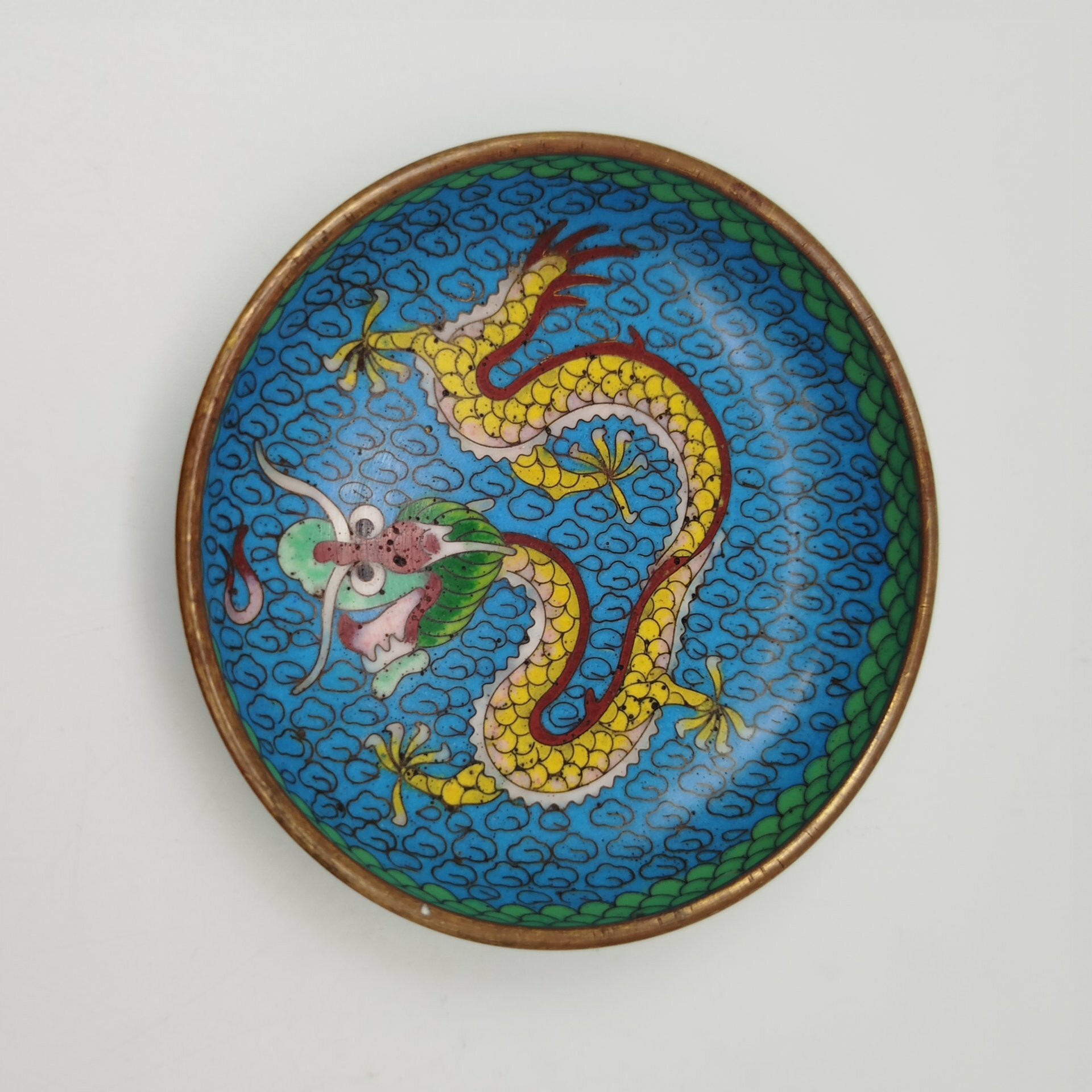 Розетка с изображением дракона на голубом облачном фоне