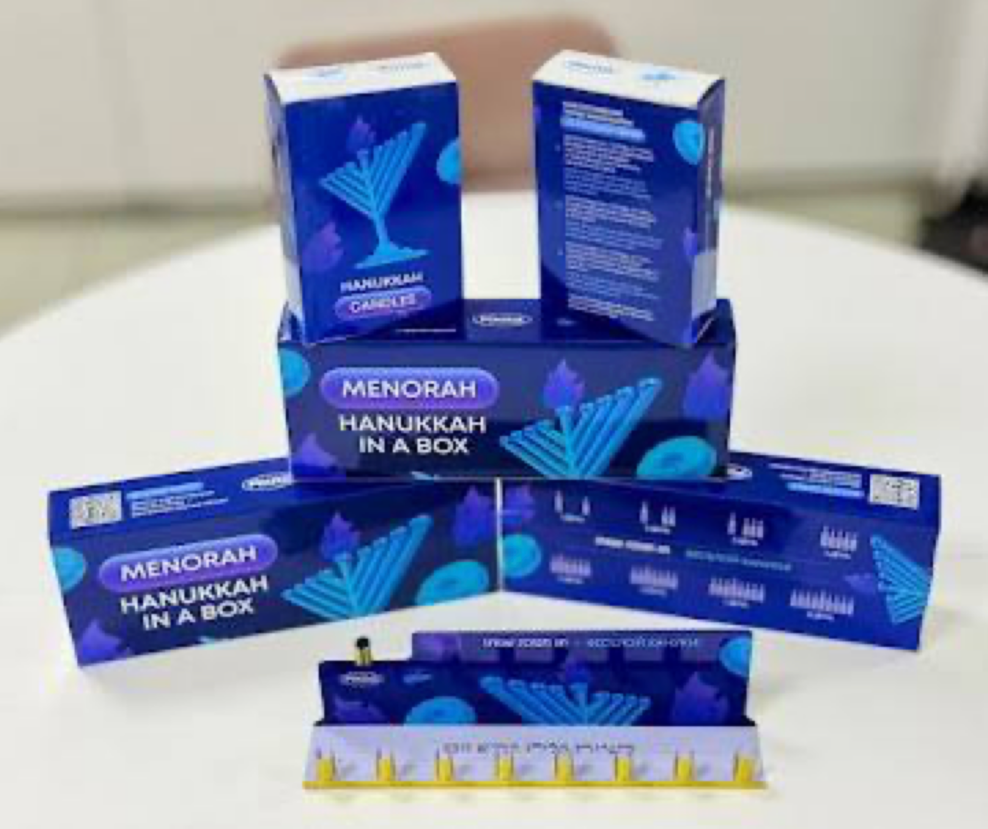 Свечи для Хануки Menorah Hanukkah in a Box - набор свечей для ежедневного зажжения, а также ханукальная Менора