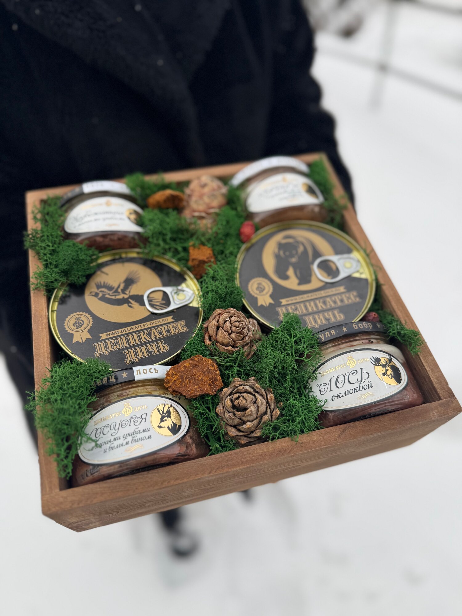 Подарочный набор "Трофей", деликатесы, деревянный ящик, мох и чага на Новый год, День рождения