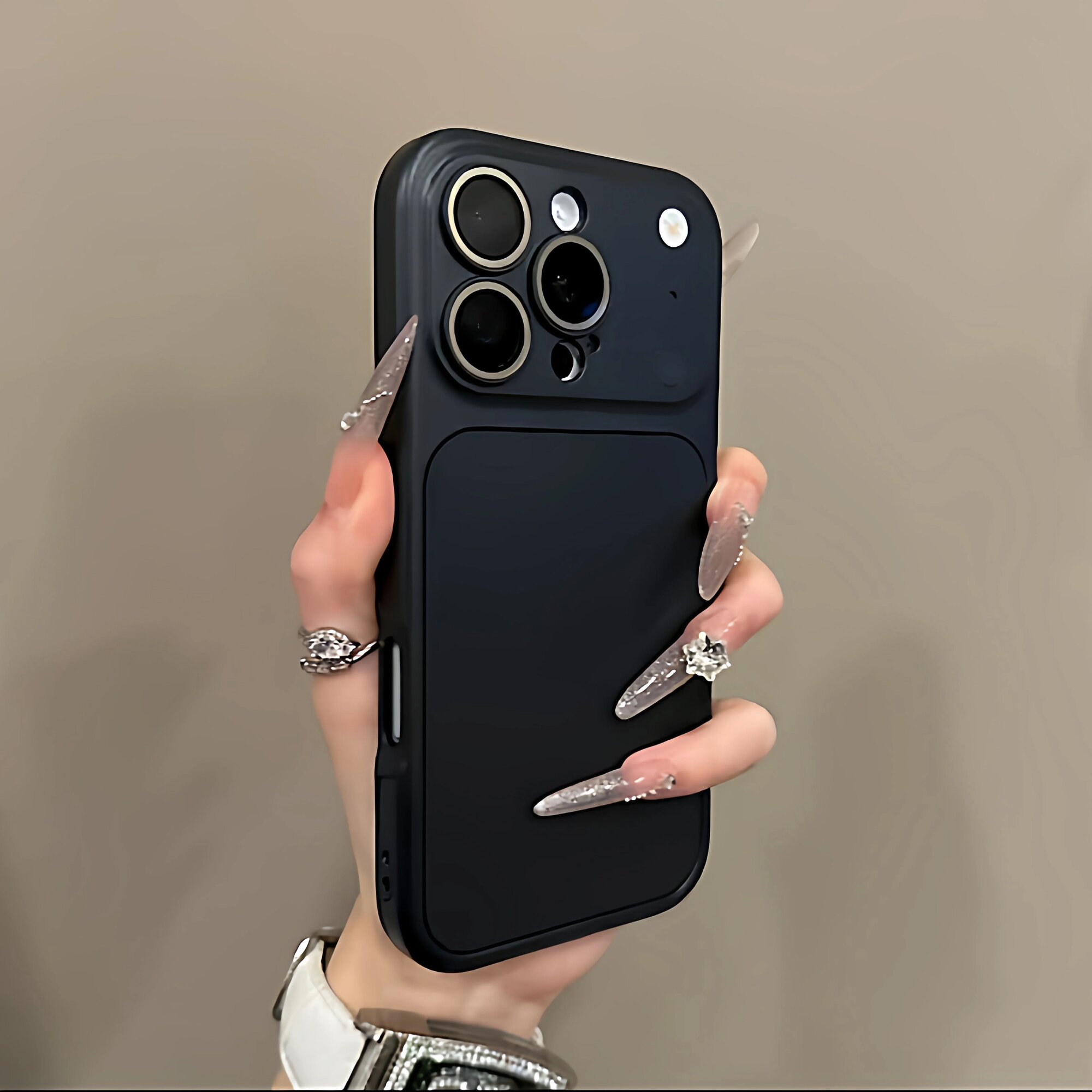 Черный чехол для iPhone 13 Pro с защитой камеры