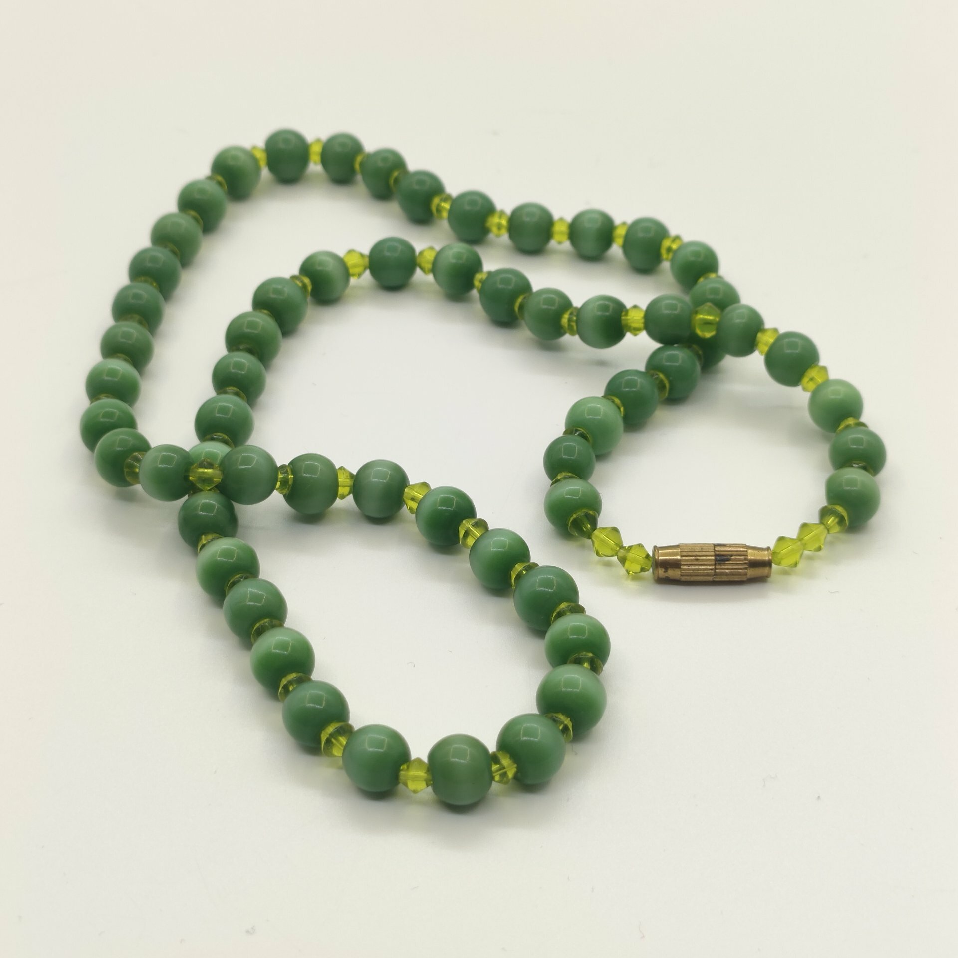 Бусы с бусинами зелёного оттенка, композитный материал, сплав металлов, СССР