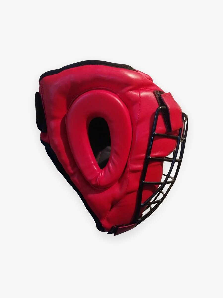 Шлем с металлической решеткой