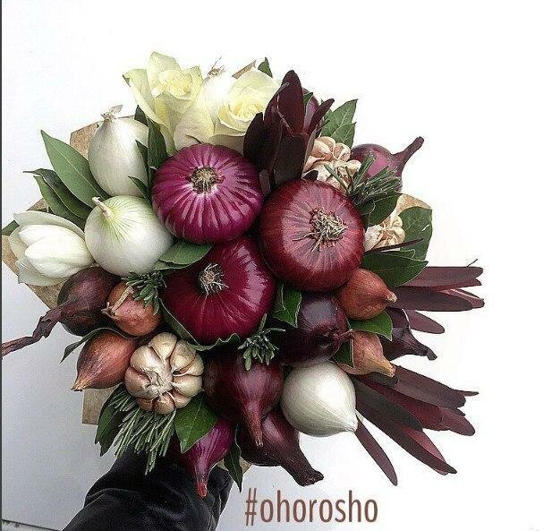 Букет из пяти видов лука «луковый пирог» букет съедобный из овощей с сафари и розами мужской ohorosho.com