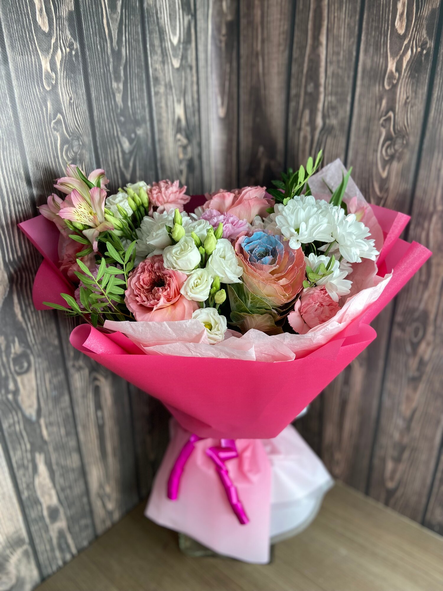 Букет "Дыхание любви", альстромерии, брасики, гвоздики, розы, хризантемы и эустомы, разноцветный