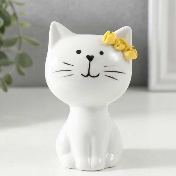 Фигурка керамика «Котик белый с жёлтыми цветочками на ушке, сидит», 7.2×6.5×10.3 см