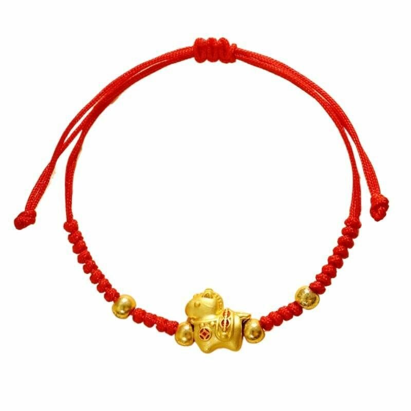 Красный браслет из веревки с изображением лошади
