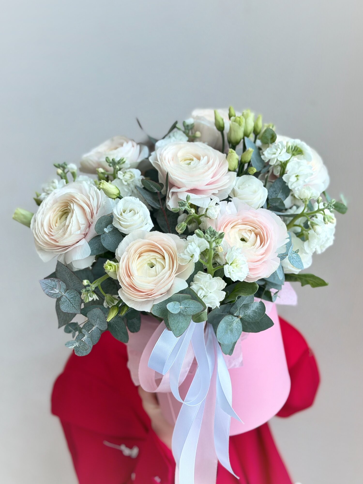 Композиция в коробке "Нежность", ранункулюсы, маттиола и эустома, 30см, 11 цветков