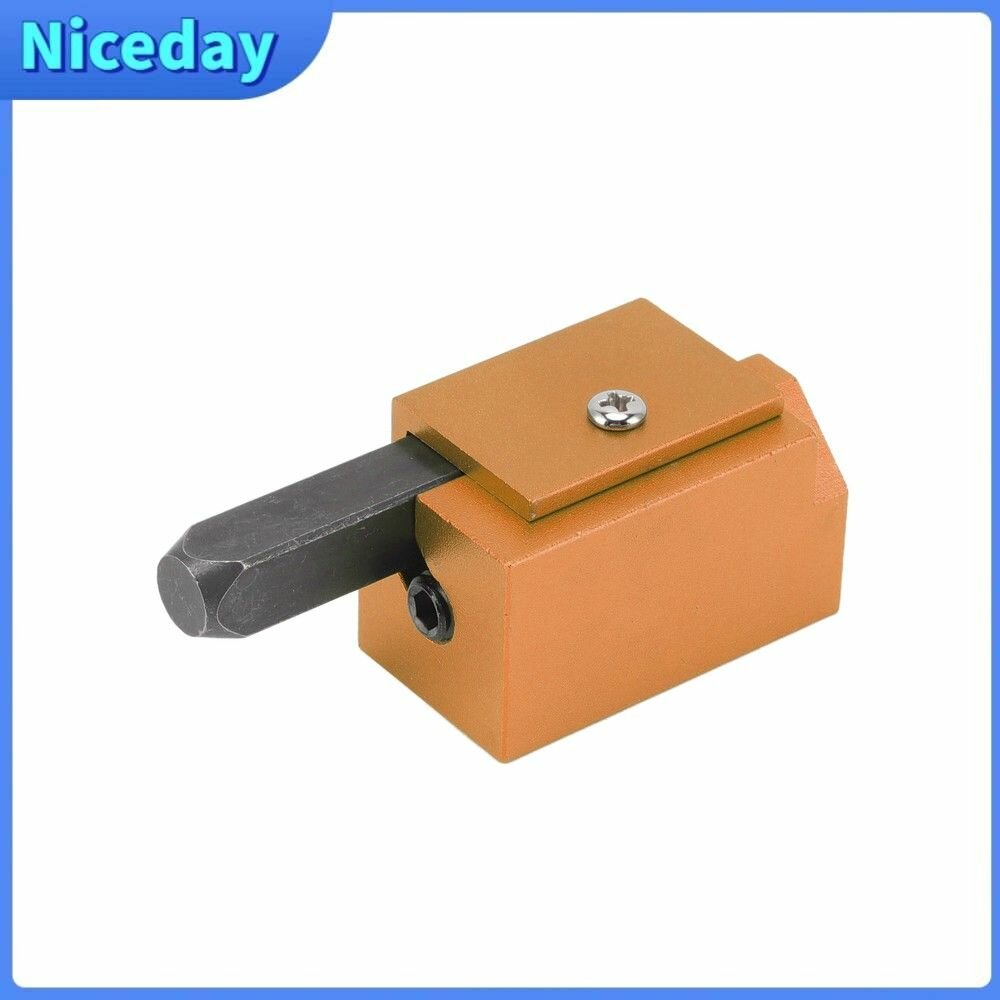 Долото для деревообработки золотого цвета.