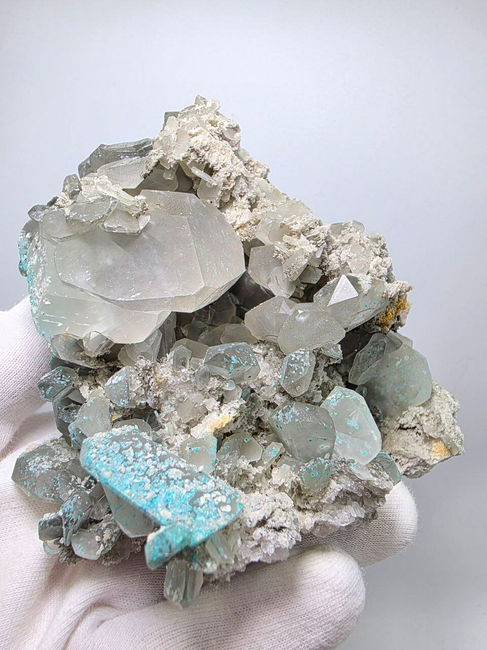 Кальцит с пиритом и брошантитом, 110 мм 668 г.