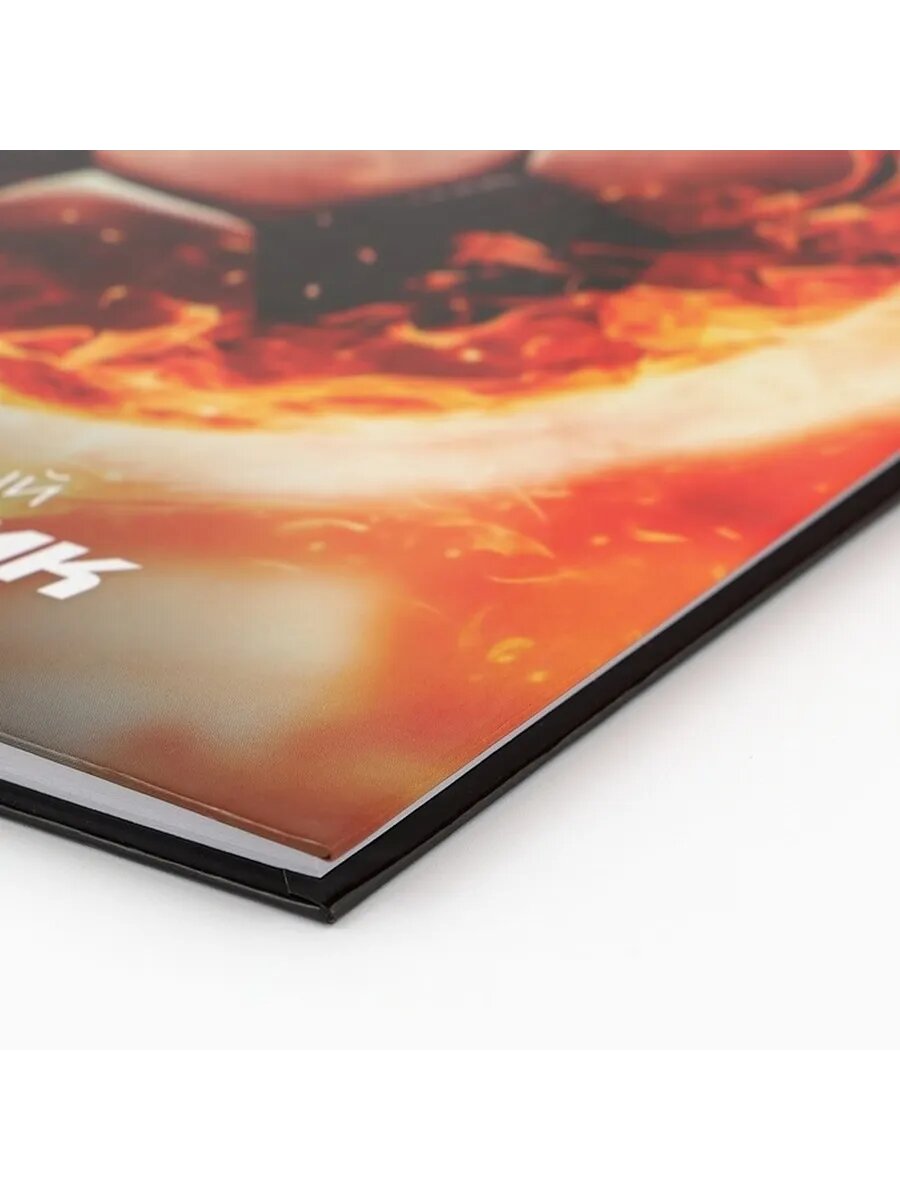 Школьный дневник с футбольным мячом