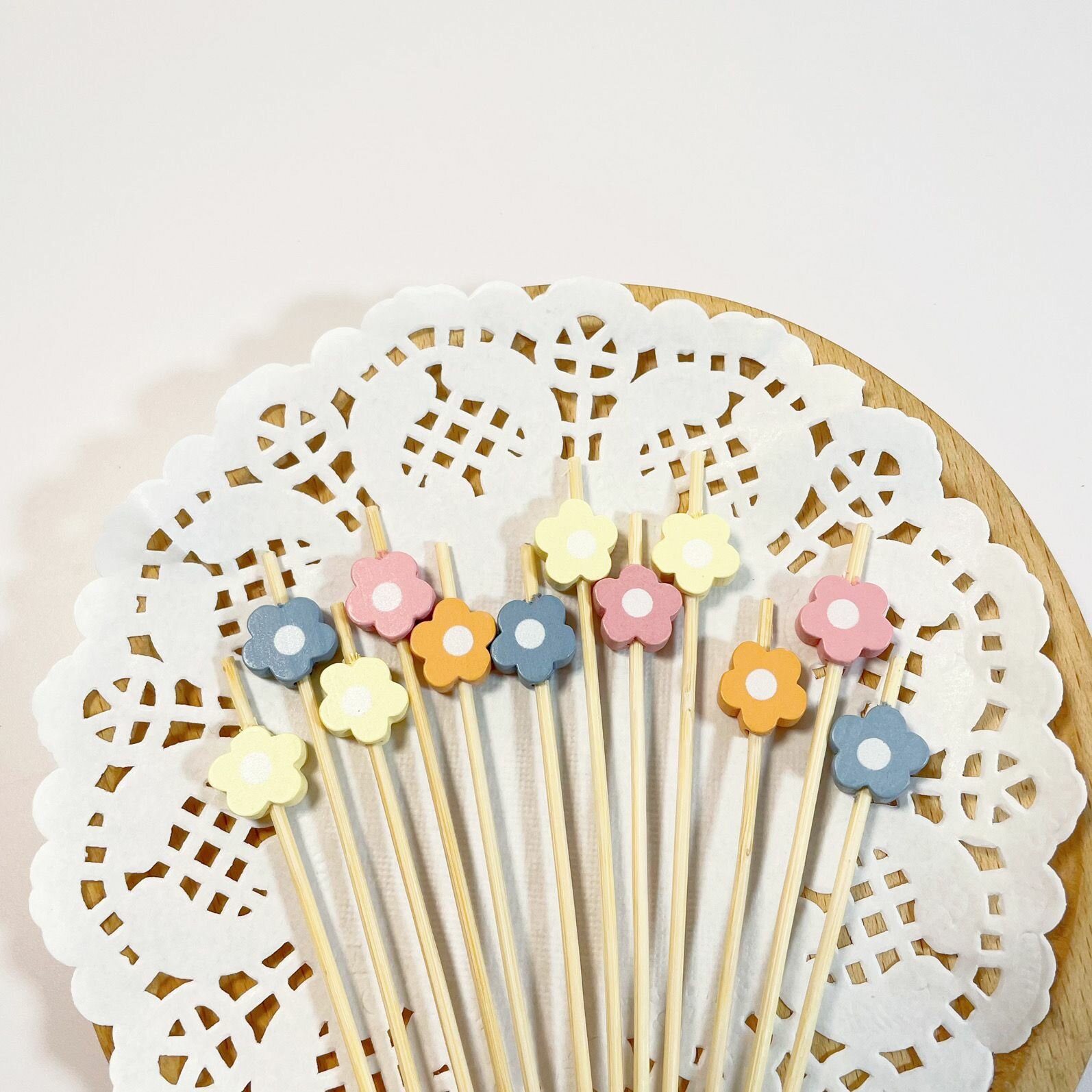 Одноразовые фруктовые палочки, креативные бамбуковые палочки, декор для коктейлей, палочки для сэндвичей, десертные вилки, палочки для бургеров, фиксированные зубочистки