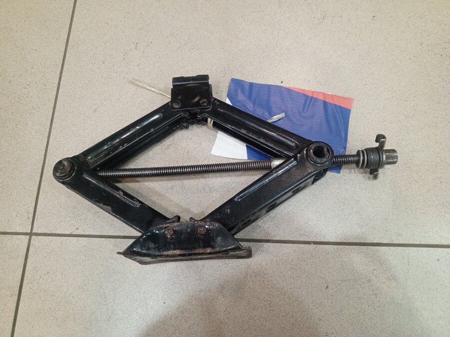 Домкрат от Toyota Corolla E150 2006-2013