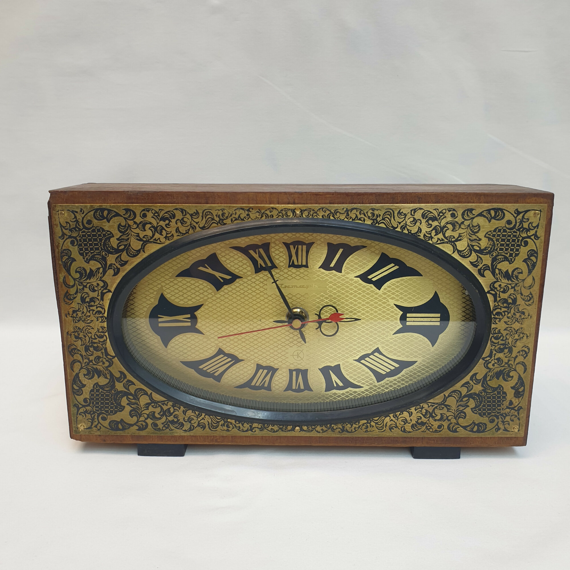 Часы настольные "Янтарь", кварцевые, рабочие, дефект дерева. Винтаж, СССР.