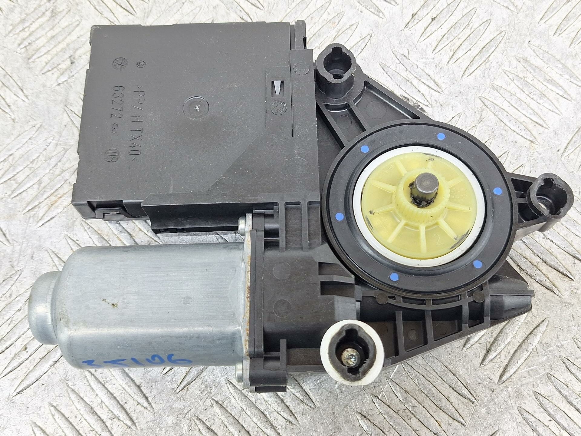 Моторчик стеклоподъемника передний правый Skoda Fabia рест. 2006 1K0959792J