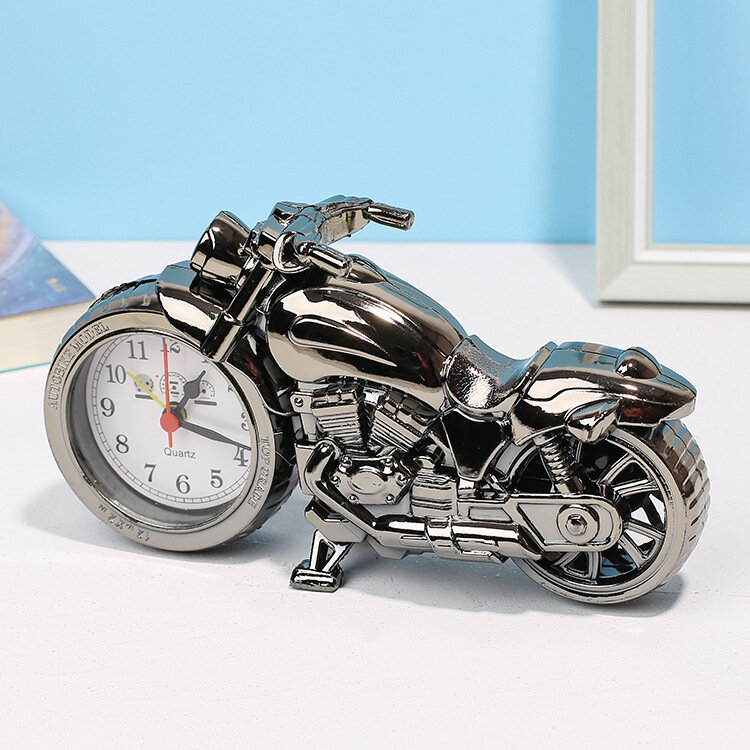 Украшение в виде мотоцикла с черным монохромным будильником - это простой вариант детской игрушки для семейной гостиной