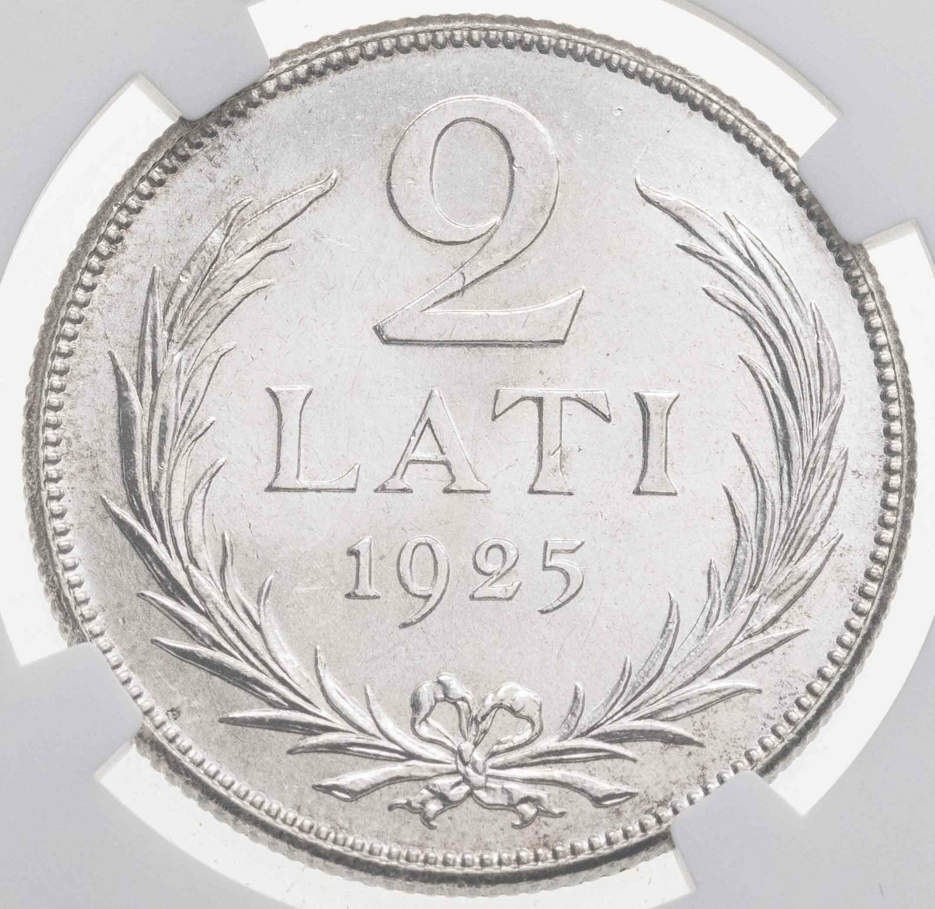 Латвия 2 лата lati 1925 в слабе NGC MS64, Серебро 835