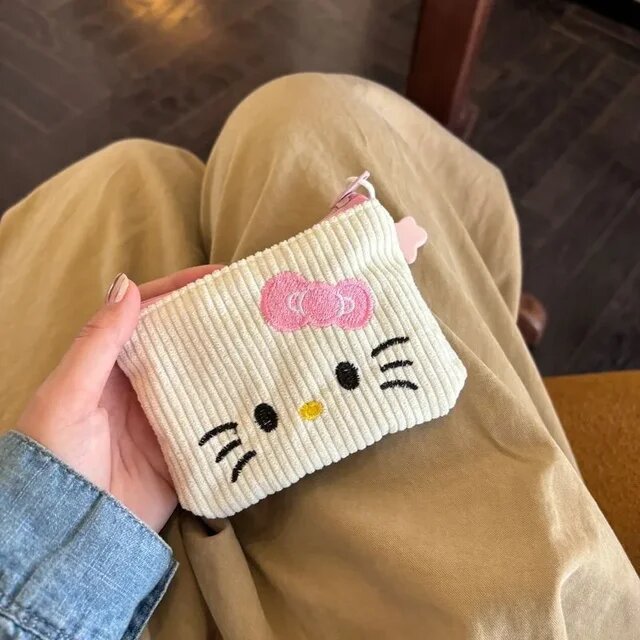 Новый милый кошелек Sanrio Hello Kitty — очаровательный и компактный мультяшный мешочек на молнии, идеально подходящий для девочек для хранения наличных денег и карт.