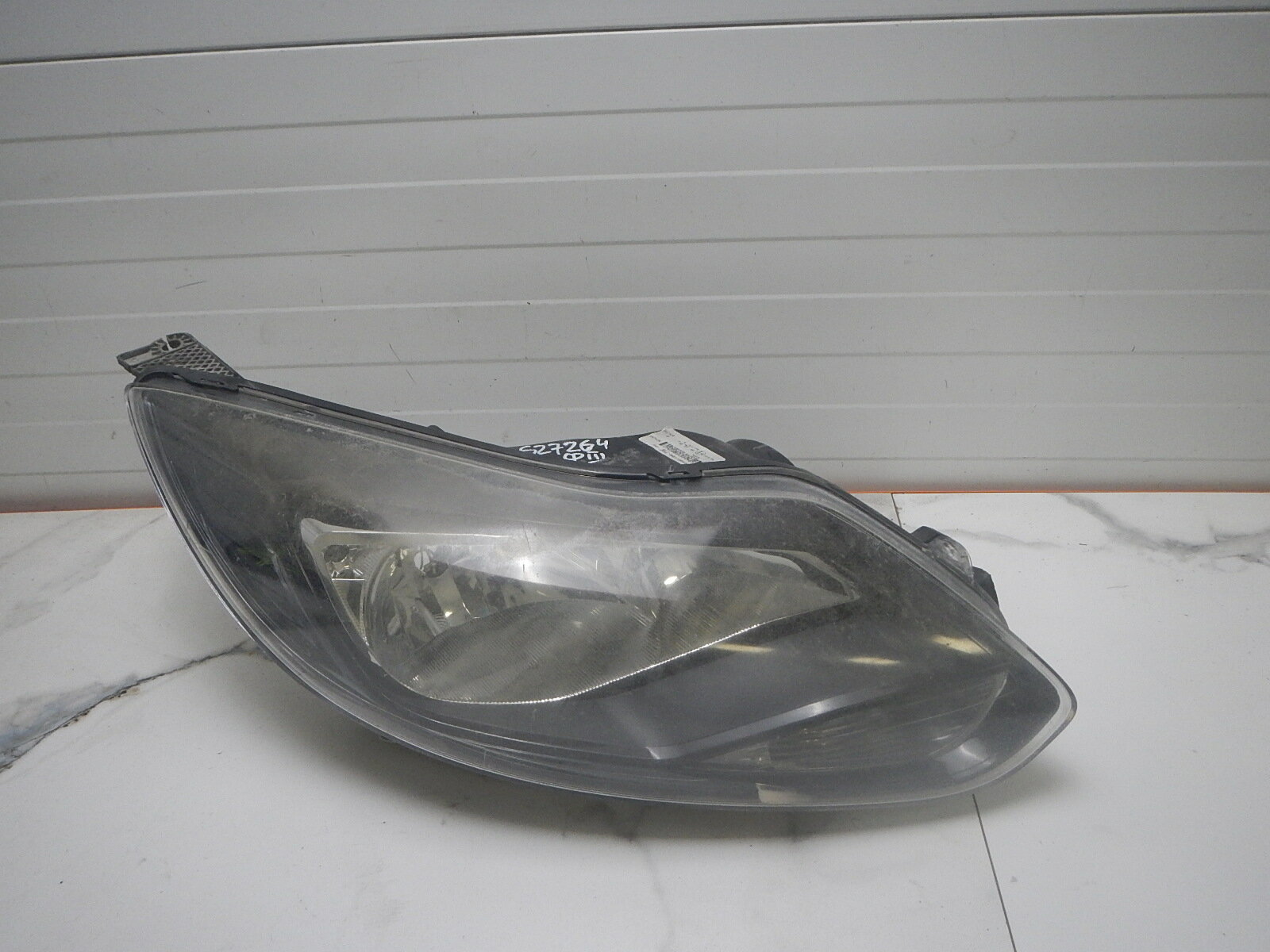 Б/У Фара правая, Ford (Форд)-FOCUS 3 (11-19) FORD FOCUS 3 (11-19) Сломано крепление, Царапины, желтое стекло, грязь внут...