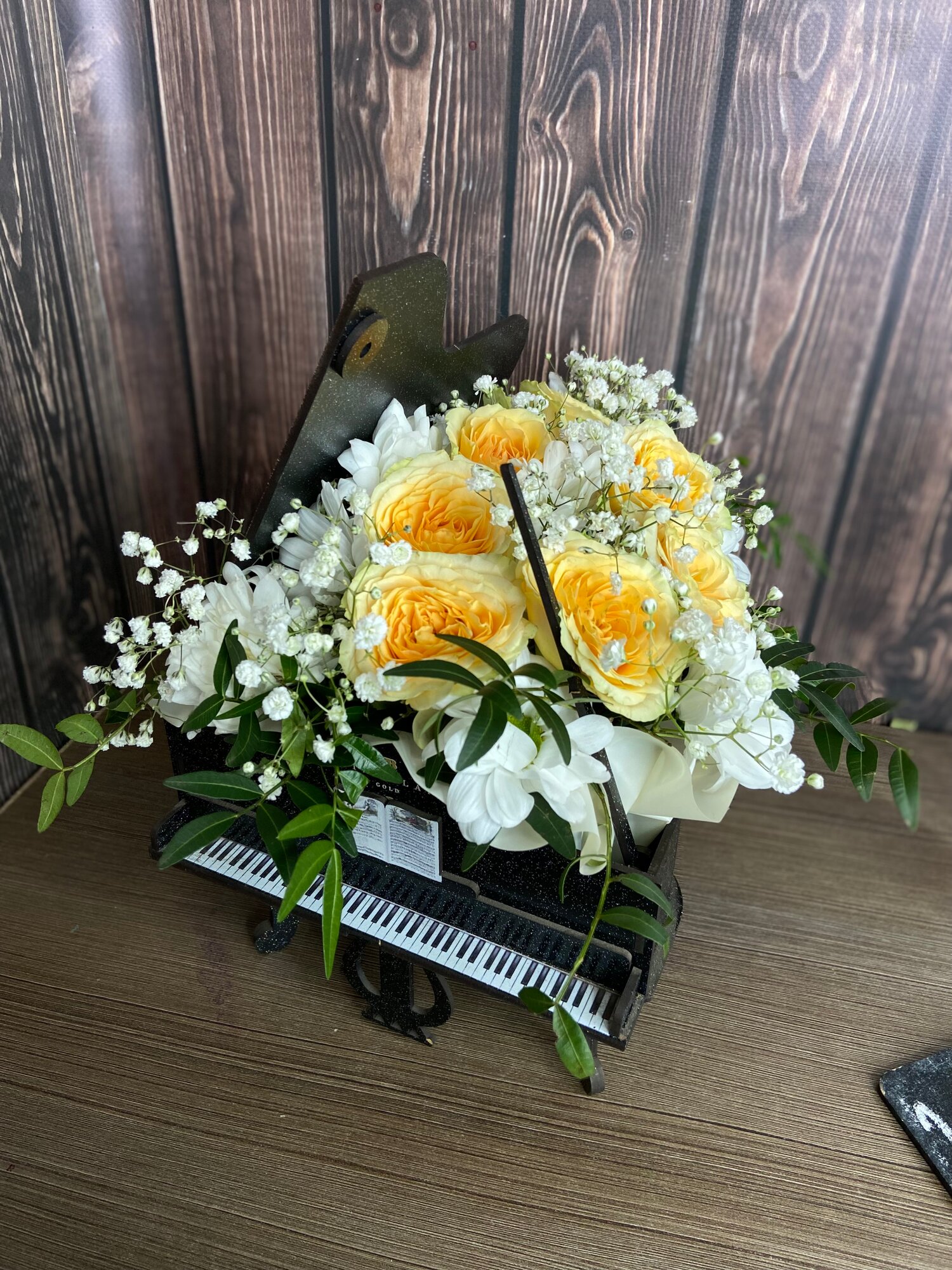 Композиция "Деревянная рояли", в деревянной коробке, живые цветы, гипсофила, роза, хризантема