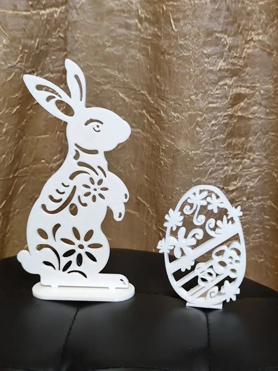 Заяц и яйцо на поставке. 3D фигурка