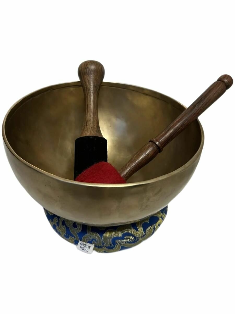 Тибетская поющая чаша (кованая): диаметр 22 см, ноты Фа# , частота вибрации: 187 Гц, в комплекте со стиком и подушечкой