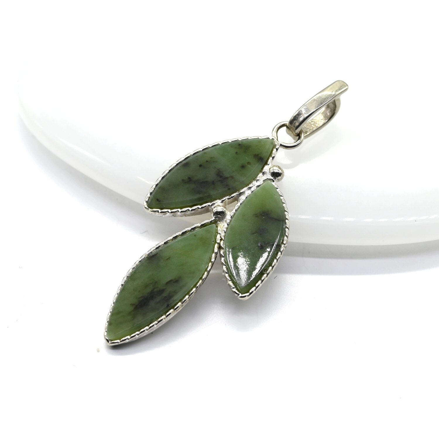 Подвеска, нефрит