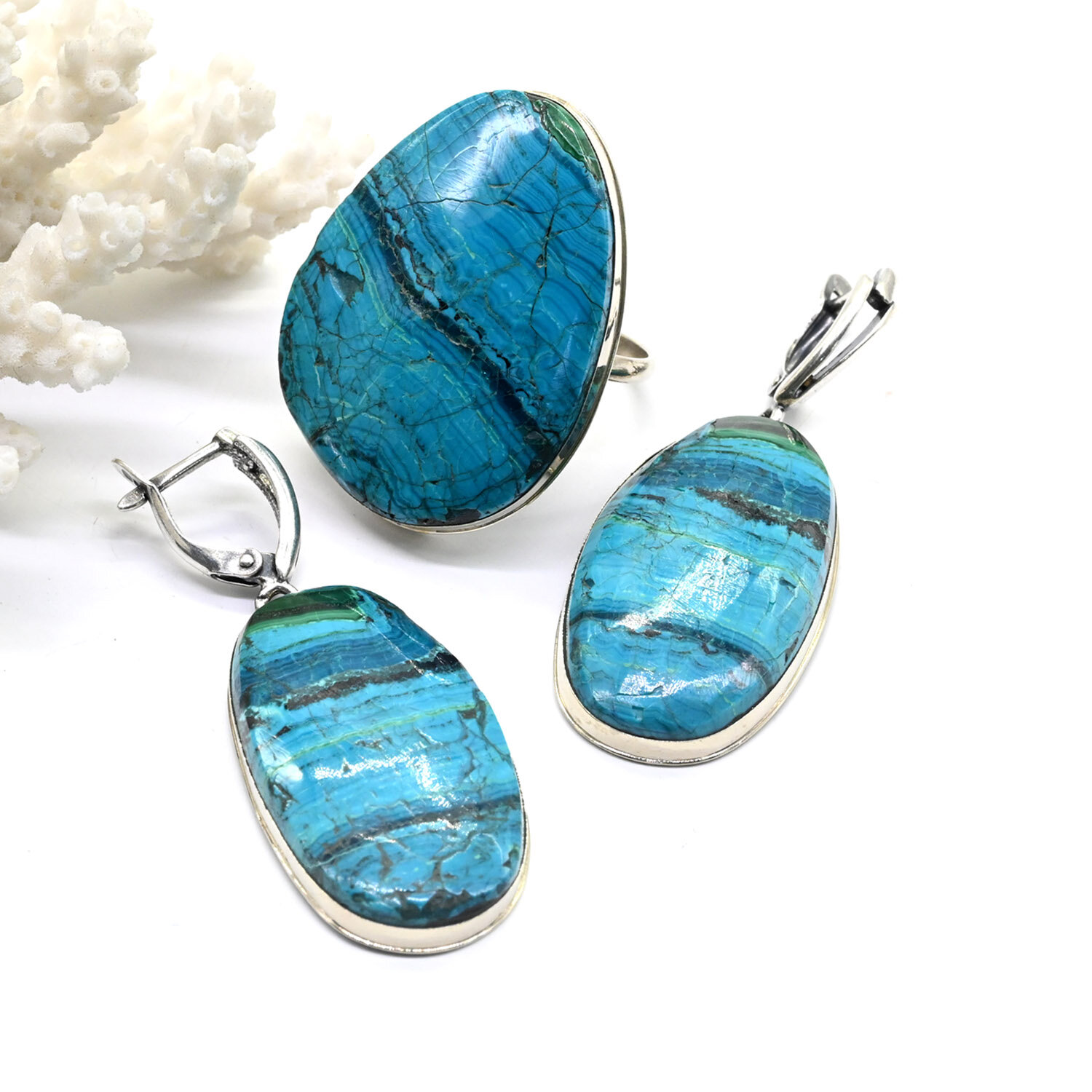 Комплект бижутерии: кольцо, серьги, хризоколла