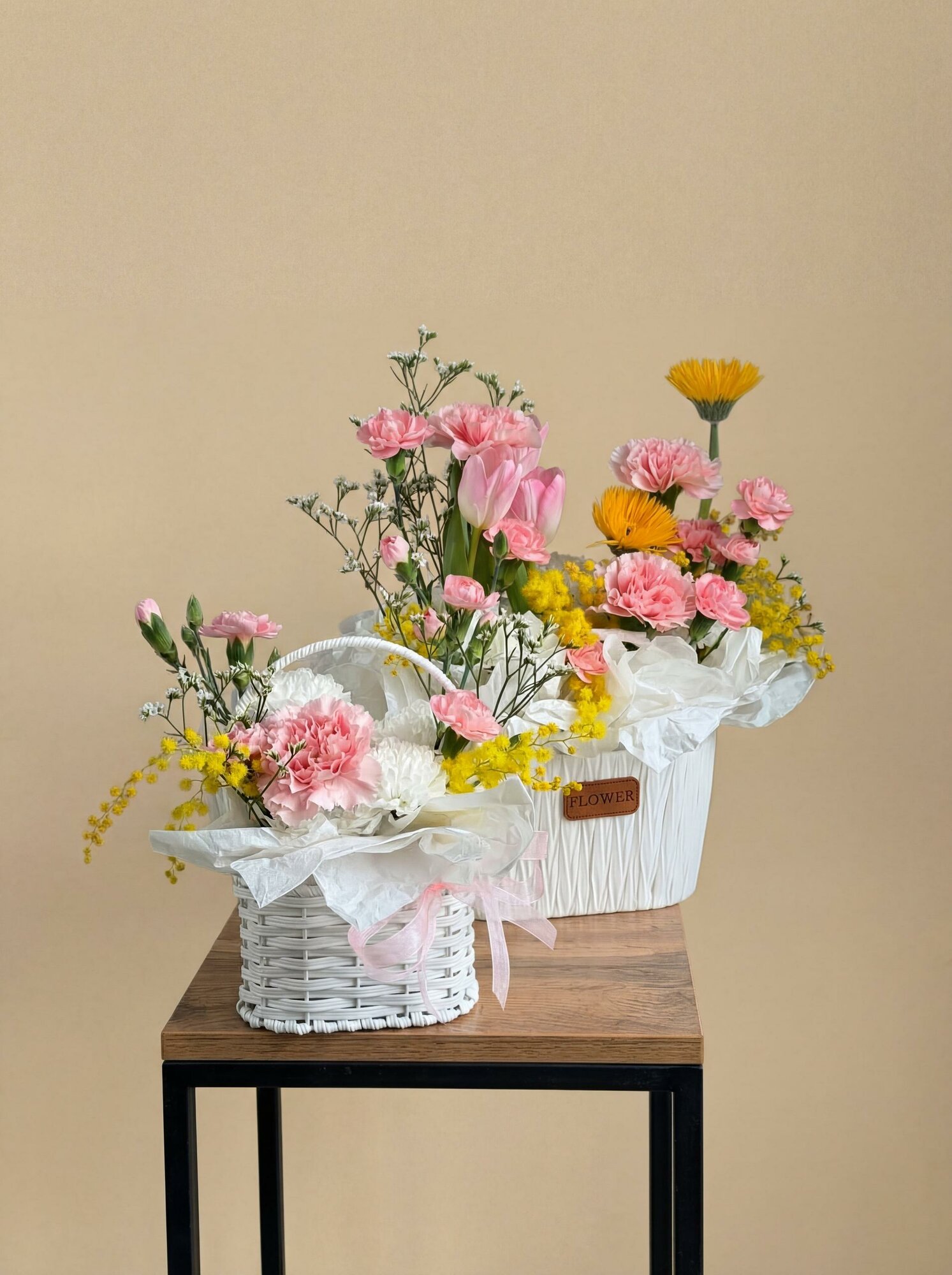 Композиция в корзине AURA BUKET "К 8 марта", тюльпаны, гвоздики, герберы, хризантемы, эустомы