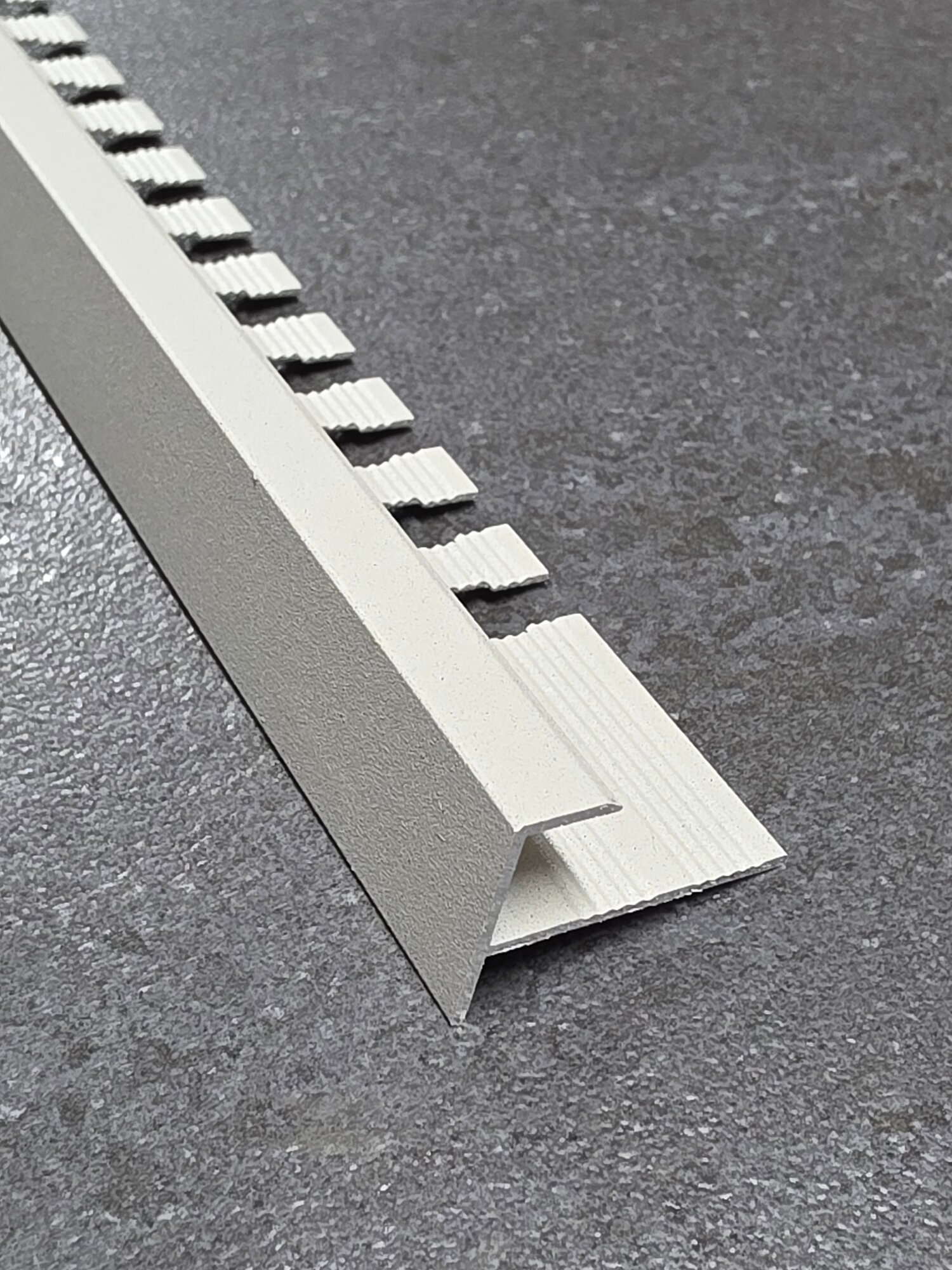 Профиль F-образный алюминиевый анодированный для плитки 10мм 2,7м Светло-серый муар