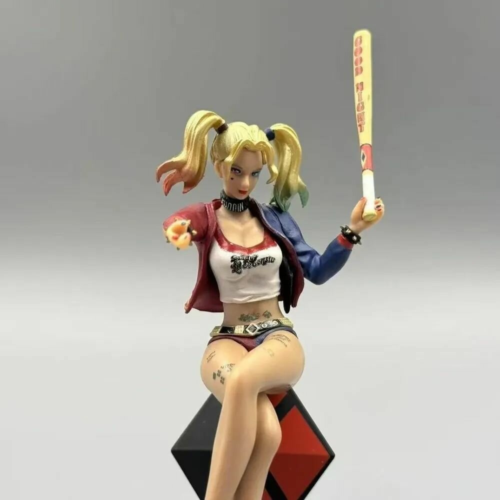 Чиби Харли Квинн в сидячей позе: Хищные птицы