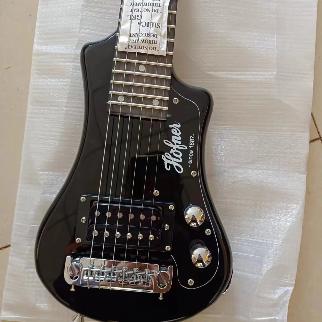 Мини-электрогитара с сумкой, глянцевая отделка, корпус из массива липы, черный, легко снимается, для путешествий, 6 струн, 34 дюйма, высокое качество