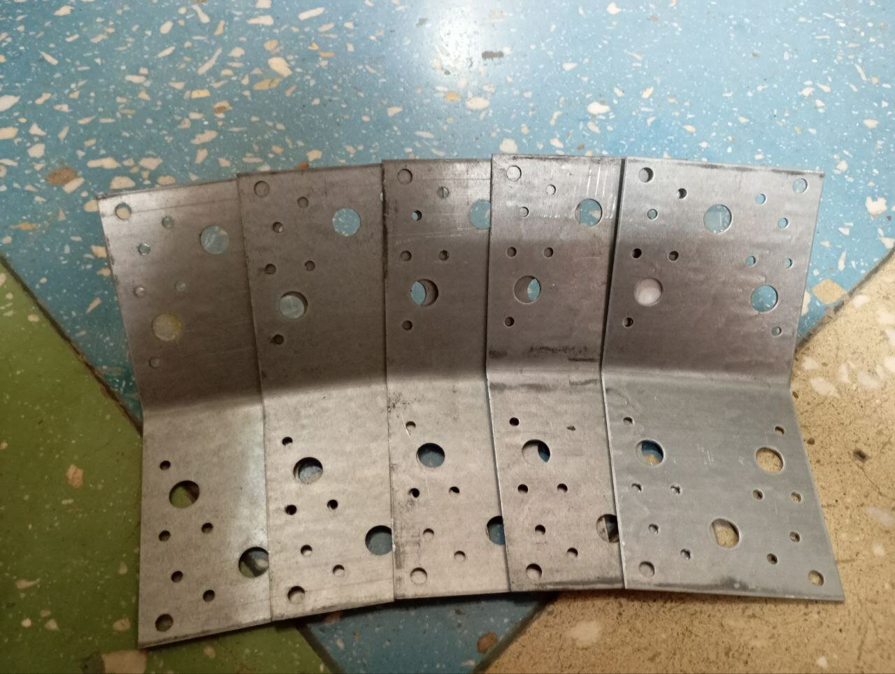 Уголок крепежный металлический 105х105х90х2,0мм KUS 135 градусов 10 штук оцинкованный ,