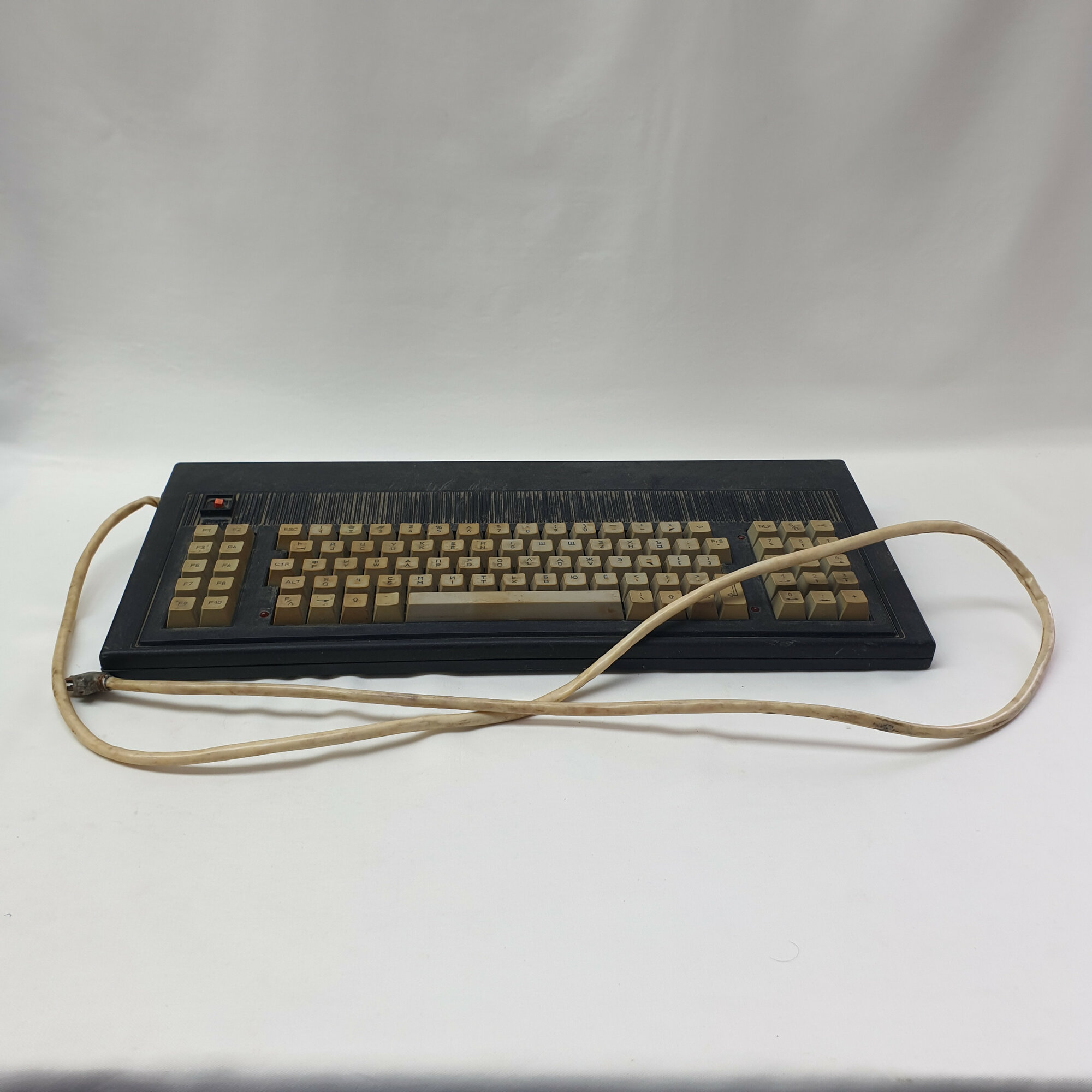 Винтажная клавиатура черная, работоспособность неизвестна