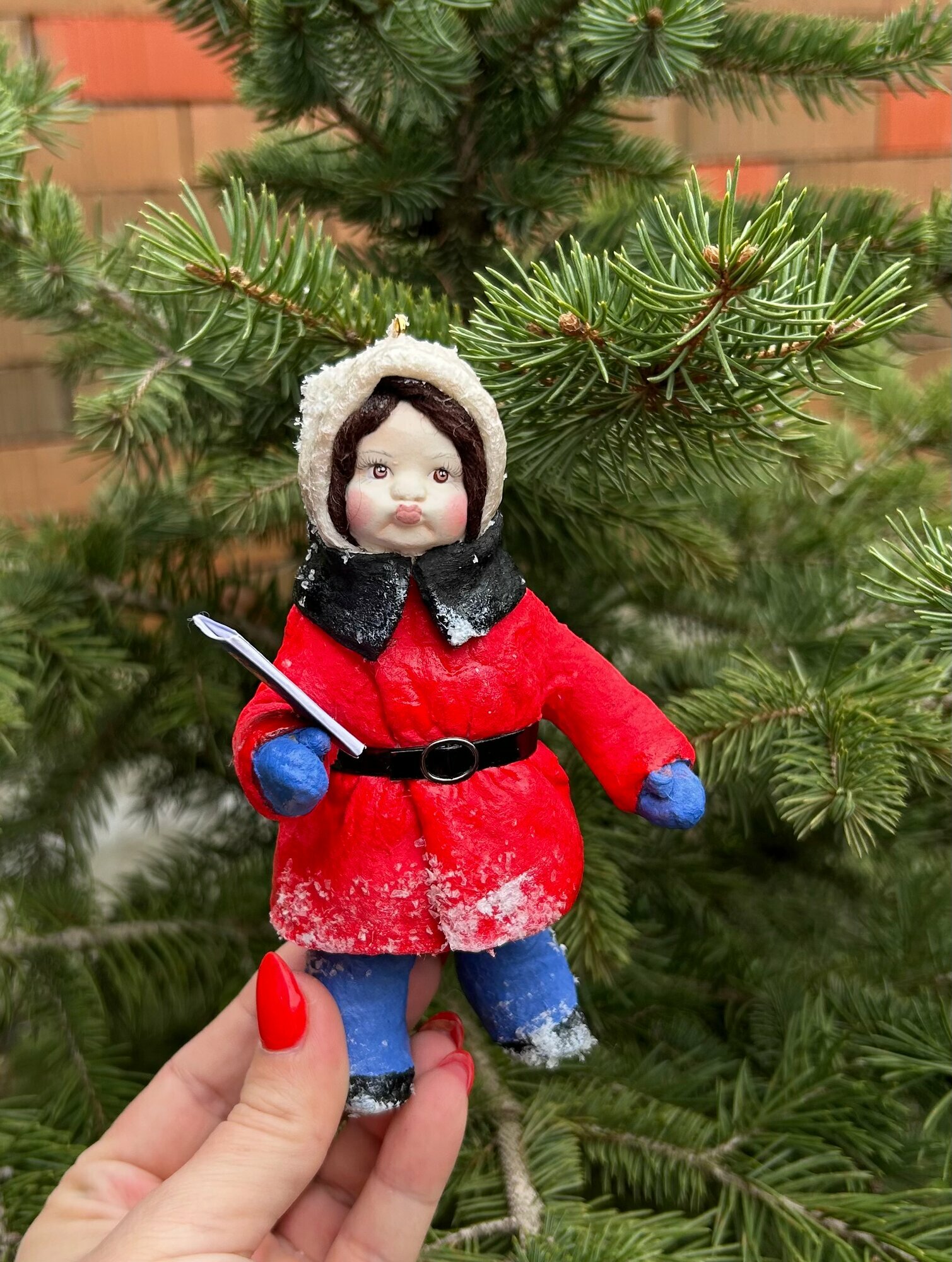 Ватная елочная игрушка - малышка с азбукой