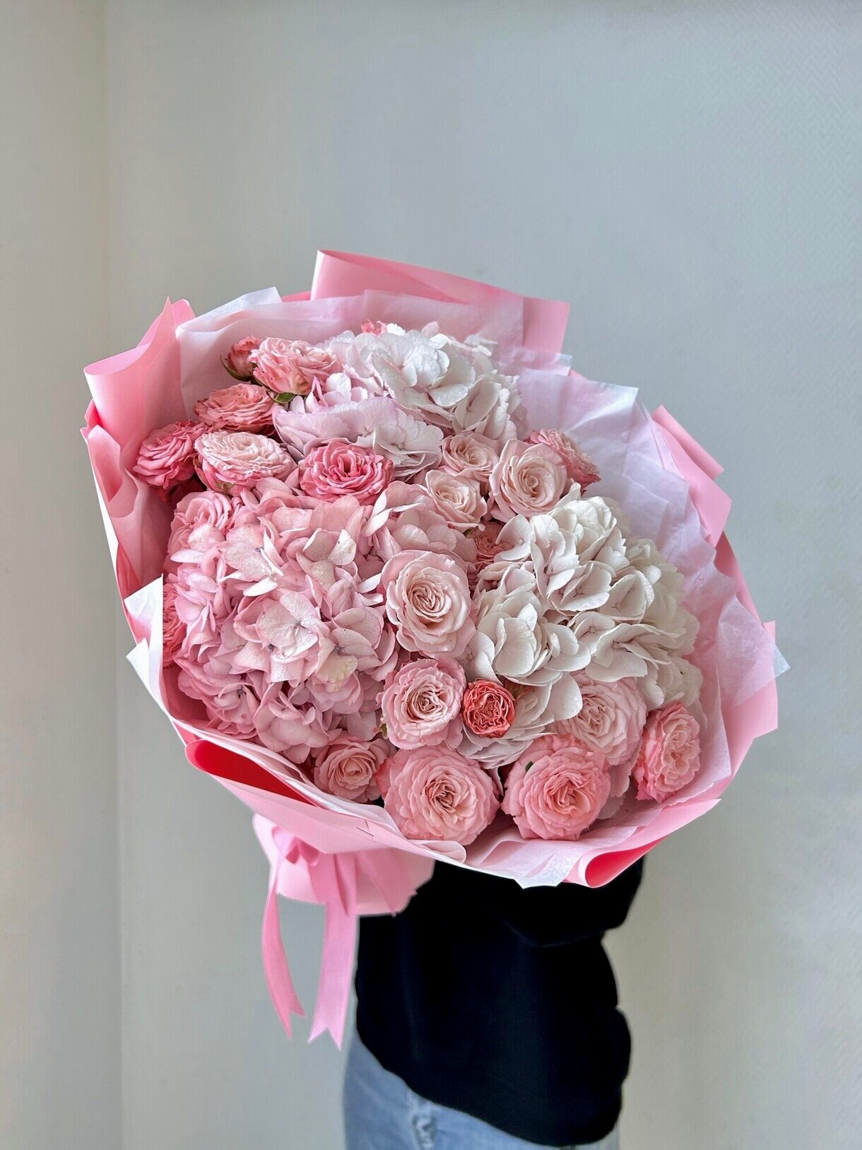 Букет «Микс гортензий и кустовой розы», в упаковке, быстрая доставка