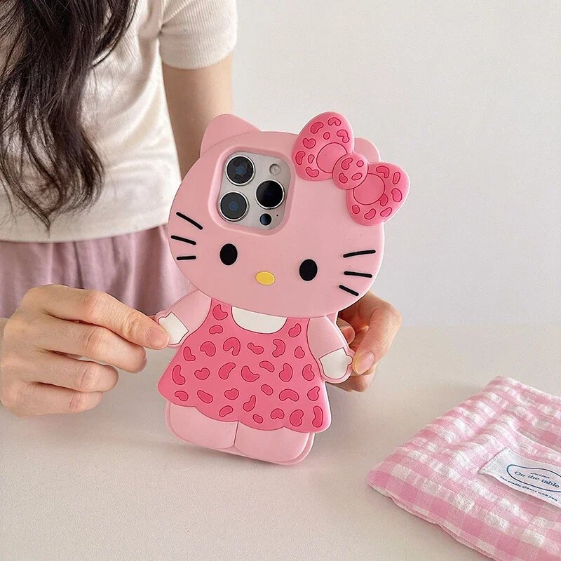 Силиконовый чехол для телефона Sanrios Hello Kitty Strawberry, совместимый с iPhone 17 Pro Max, 16, 15 и 14 дюймов. Чехол изготовлен из мягкого ТПУ-материала и имеет противоударную заднюю крышку.