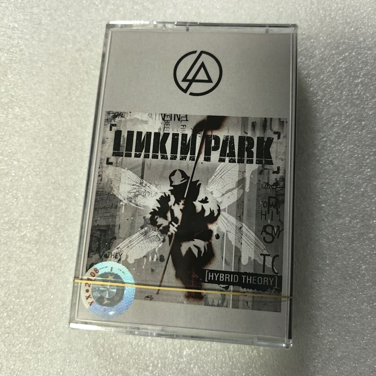 Аудиокассета Linkin Park — Hybrid Theory, чёрный корпус, 12 треков, хиты In the End и Crawling, новая, подарок