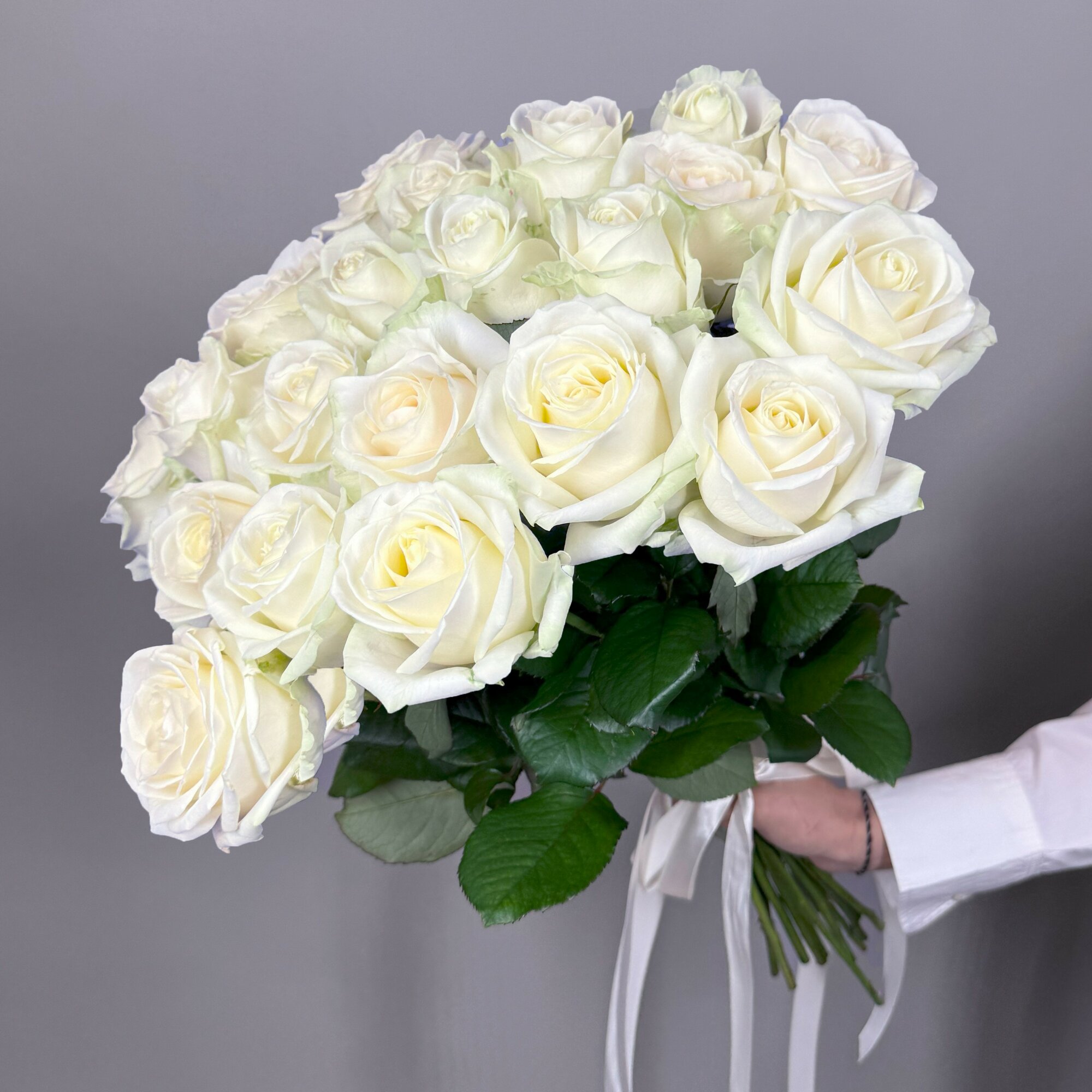 Букет живых цветов, белые розы 21 шт. 50 см "Аваланж", флау стор