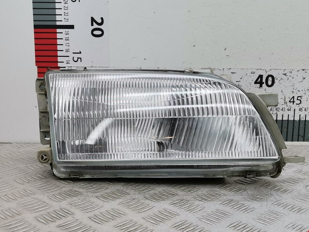 Фара правая Toyota Carina (T190) арт. 2215739