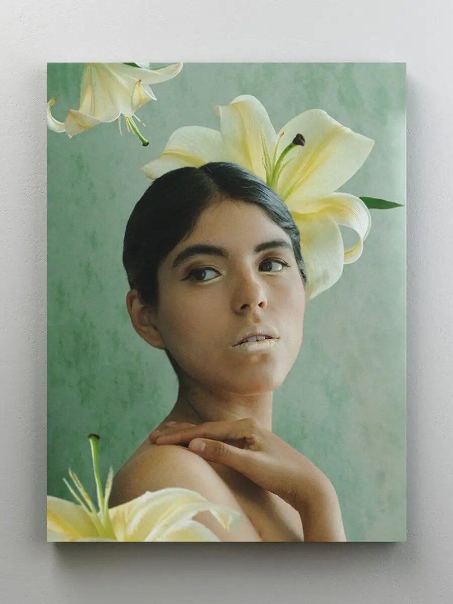 Интерьерная картина на холсте "Женщина и белые лилии" размер 30x40 см
