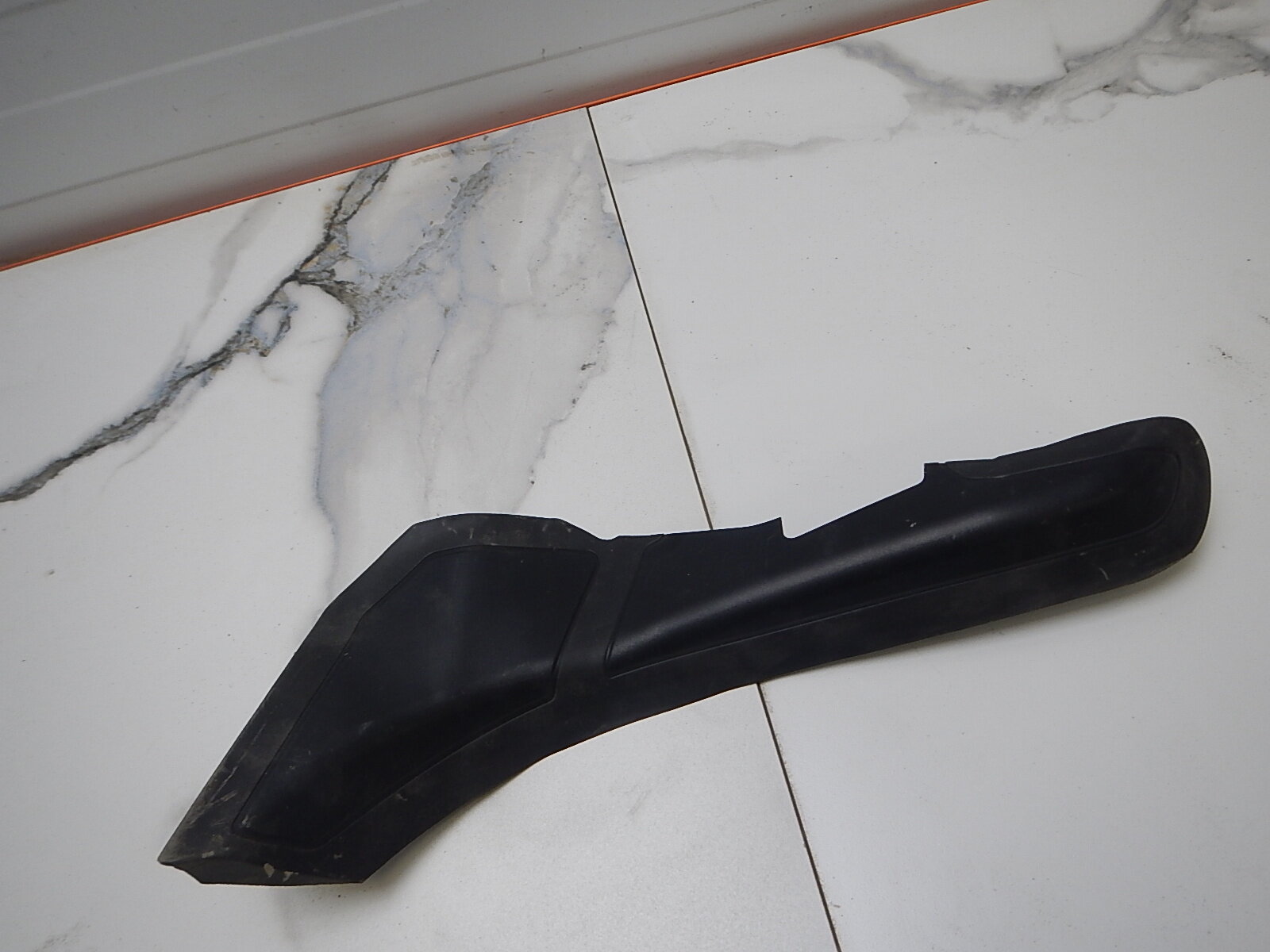 Б/У Накладка (кузов внутри), BMW (БМВ)-5 (G30) (16-) BMW 5 (G30) (16-) 20-, левого фонаря Потертости. 605911 BMW арт. 632...