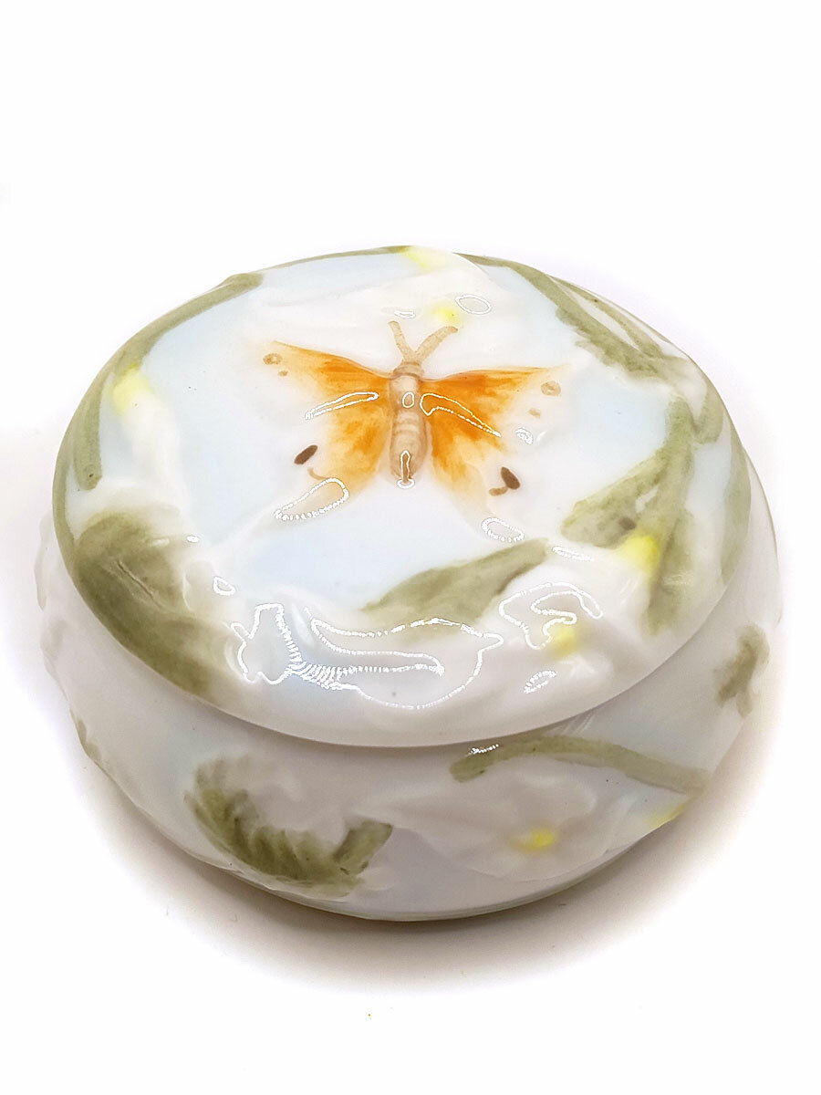 Шкатулка с бабочкой. Фарфор. Ручная работа. Диаметр 6 см. Подарочная упаковка.