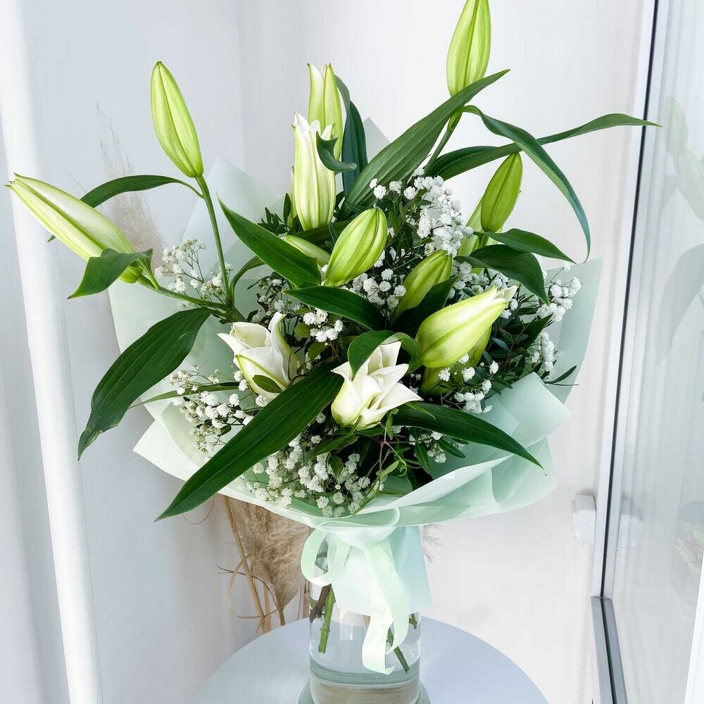 Нежный букет с лилией и гипсофилой в белых тонах
