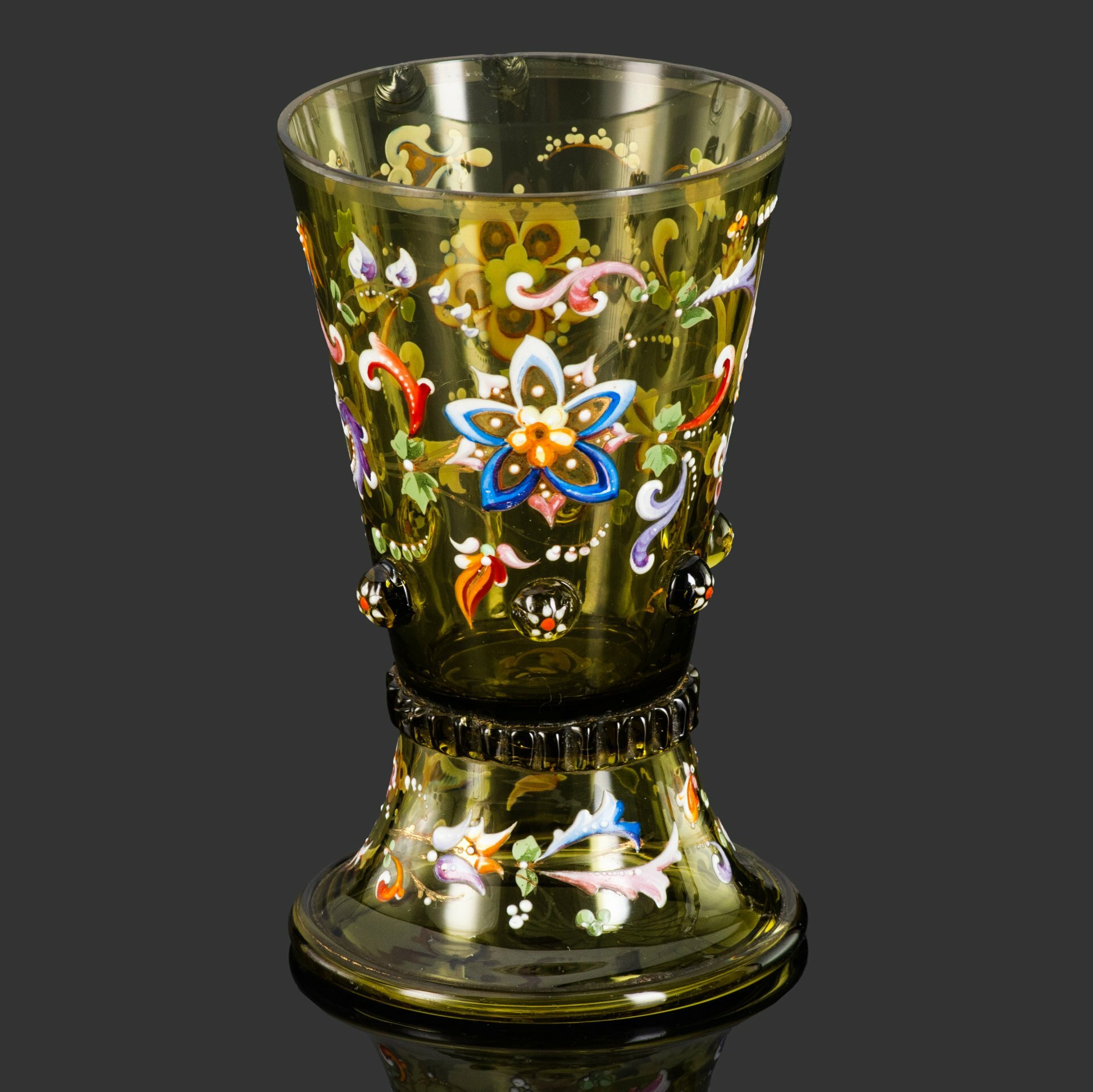 Бокал (кубок) зеленого оттенка с рельефным пояском и цветочным декором, стекло