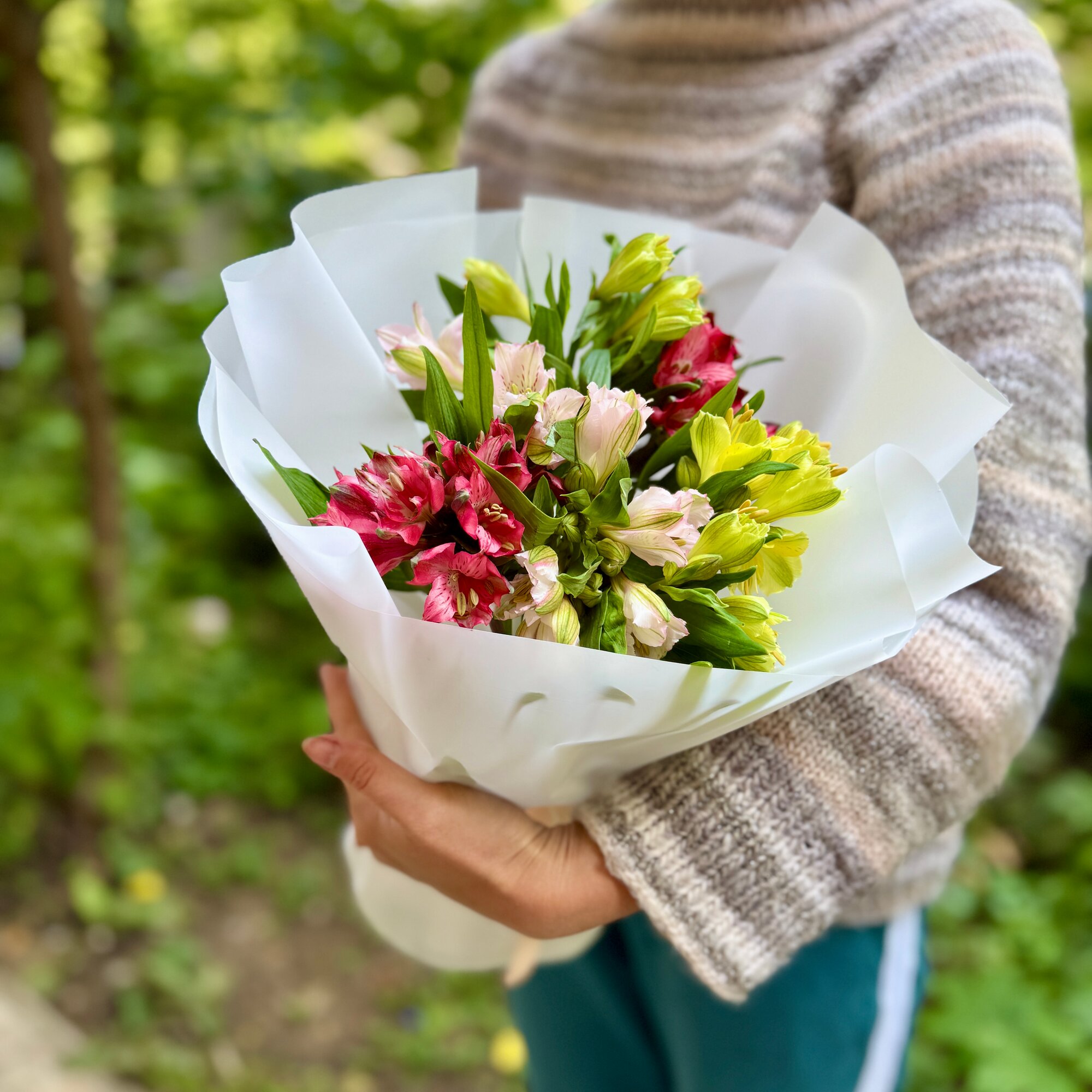 Букет "Альстромерии микс", монобукет, сборка на стеблях, высота 40см, 7 шт