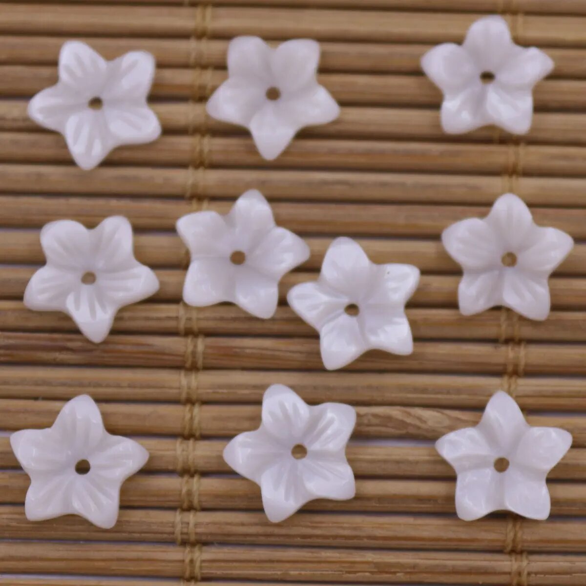 Белые перламутровые бусины-ракушки жасмин 10мм, 10 шт.