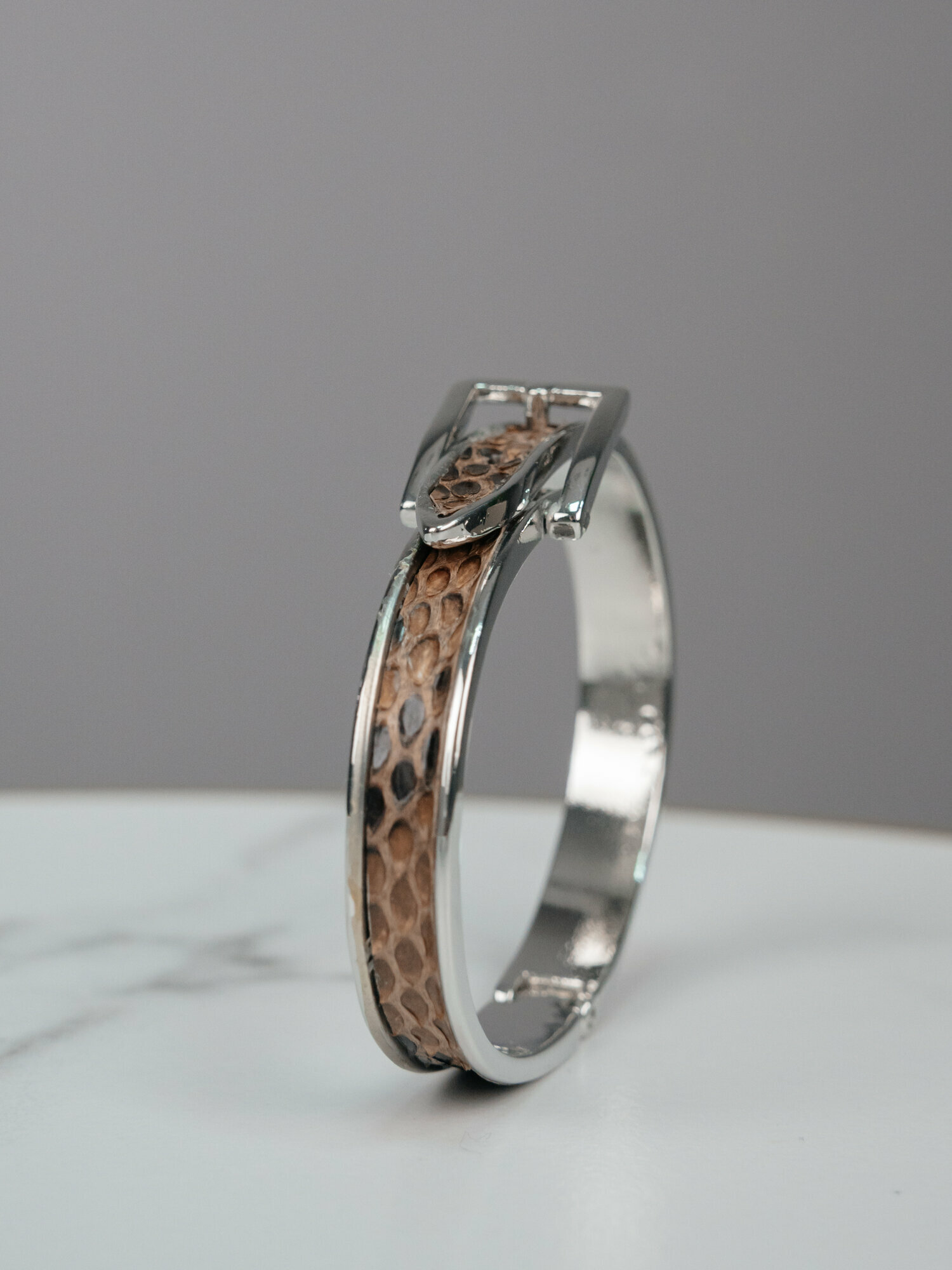 Жесткий браслет, кожа