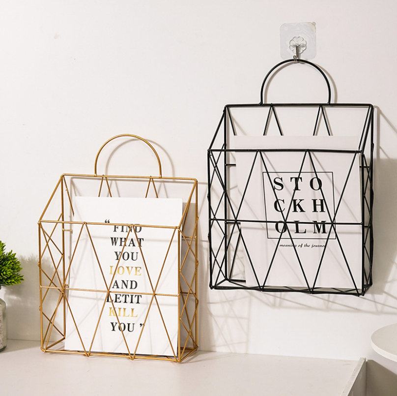 Интерьерная универсальная полка для книг и журналов MyPads, настенная навесная, легкая в установке в виде сумки, идеально впишется в интерьер кафе.