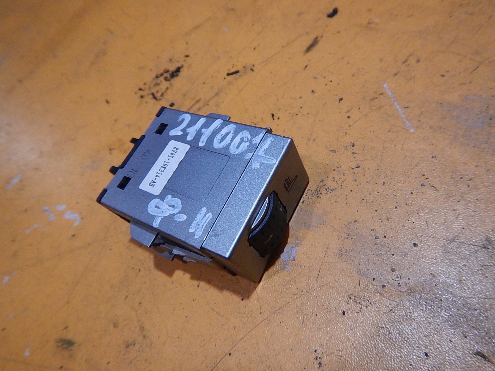 Б/У Кнопка обогрева сидений, Ford (Форд)-FOCUS 2 (08-11) FORD FOCUS 2 (08-11) С разбора, седан. без видимых повреждений 2...