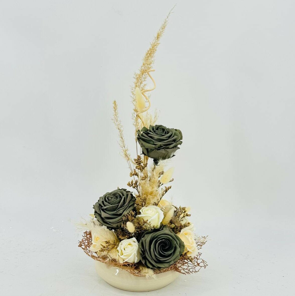 Интерьерная композиция в кашпо из стабилизированных цветов и сухоцветов. Декор для дома